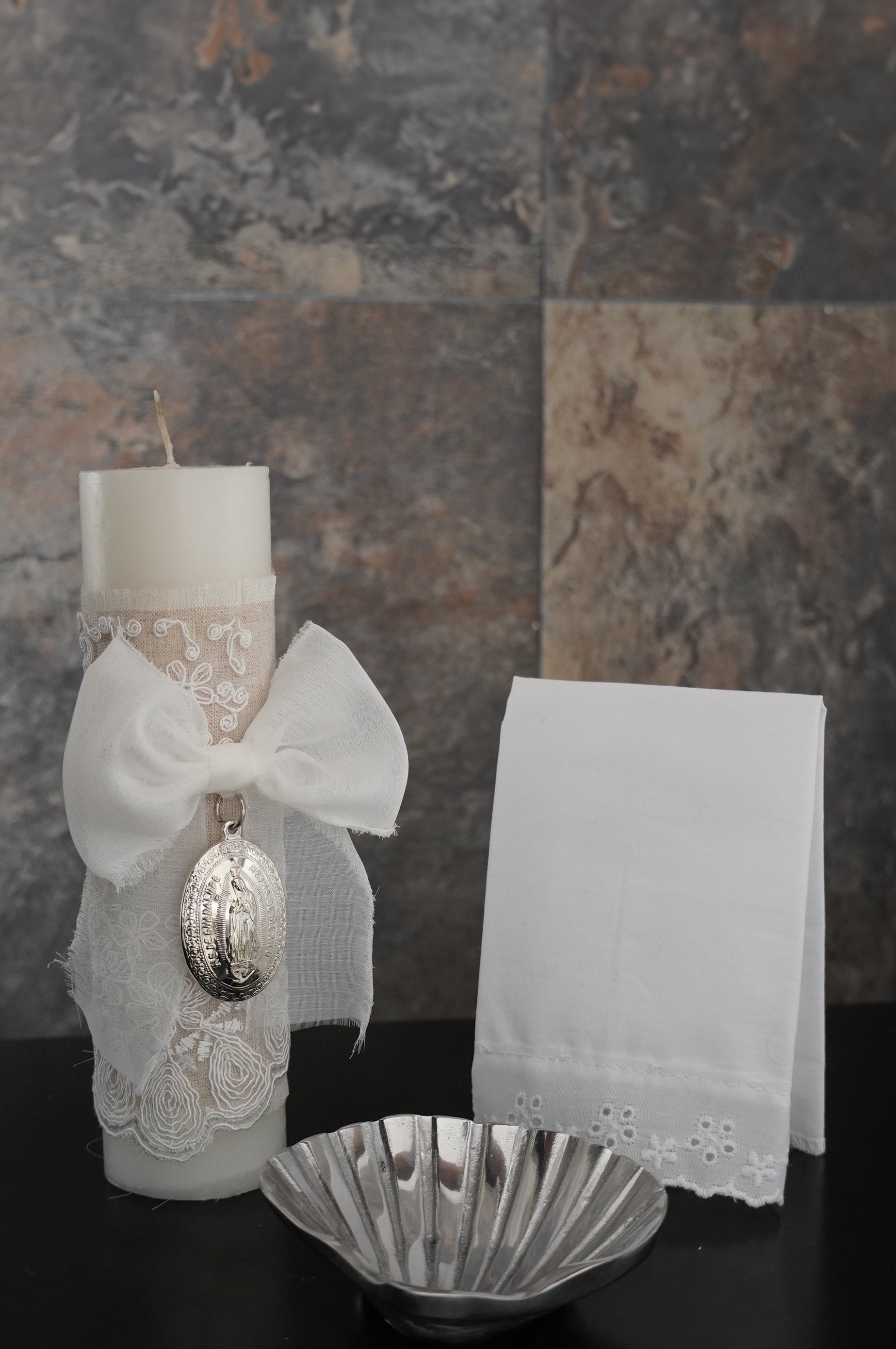 Kit de Bautizo con Virgen de Guadalupe – Vela, Concha de Pewter y Pañuelo de Lino ...