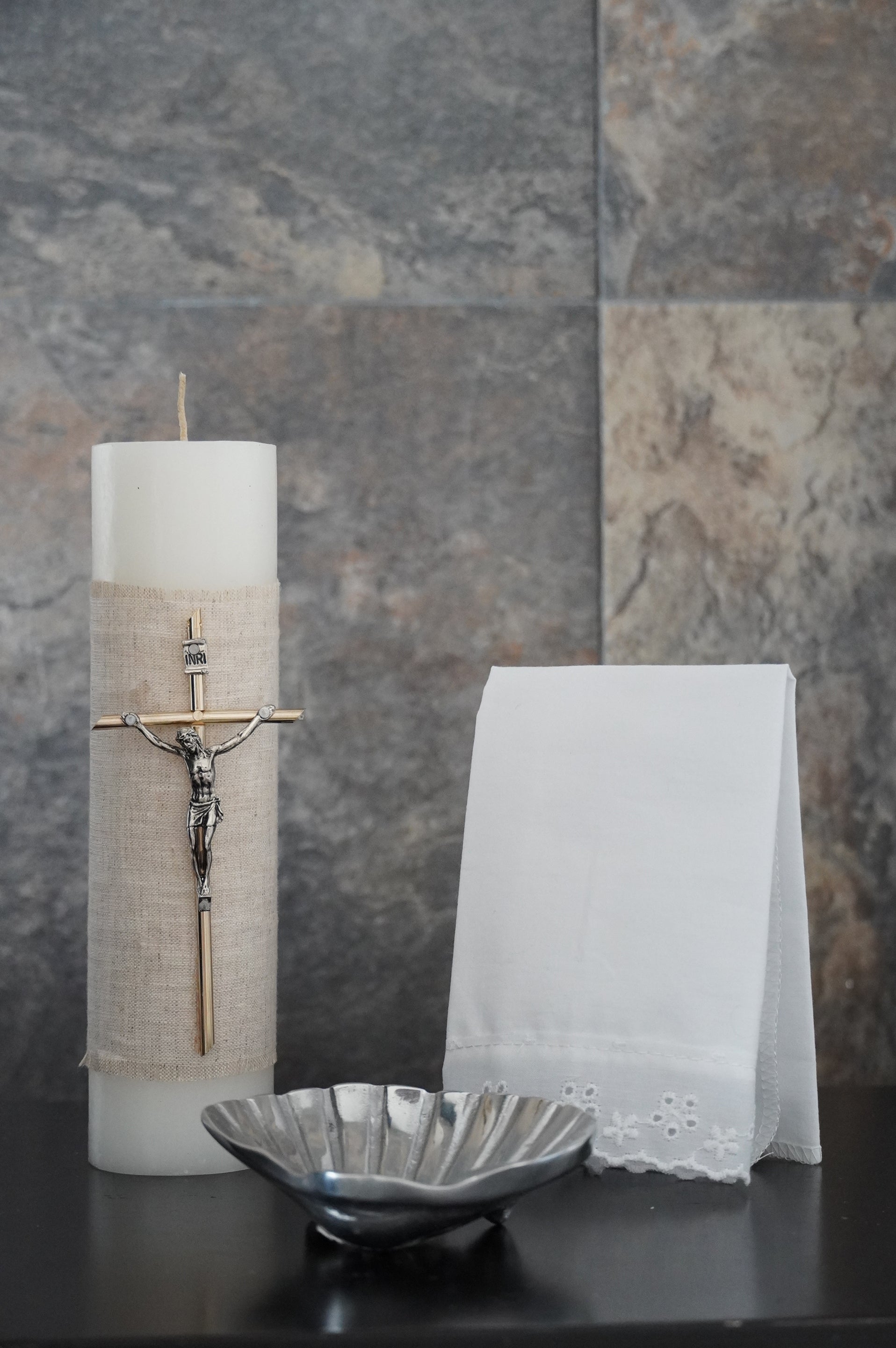 Kit de Bautizo con Cristo de Oro – Vela, Concha de Pewter y Pañuelo de Lino – Detallesdulceespera
